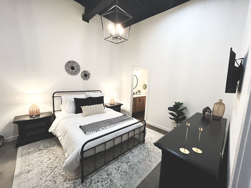 New! The Flats - Industrial/modern Loft Within Walking Distance To Downtown! - Mountain Home, AR