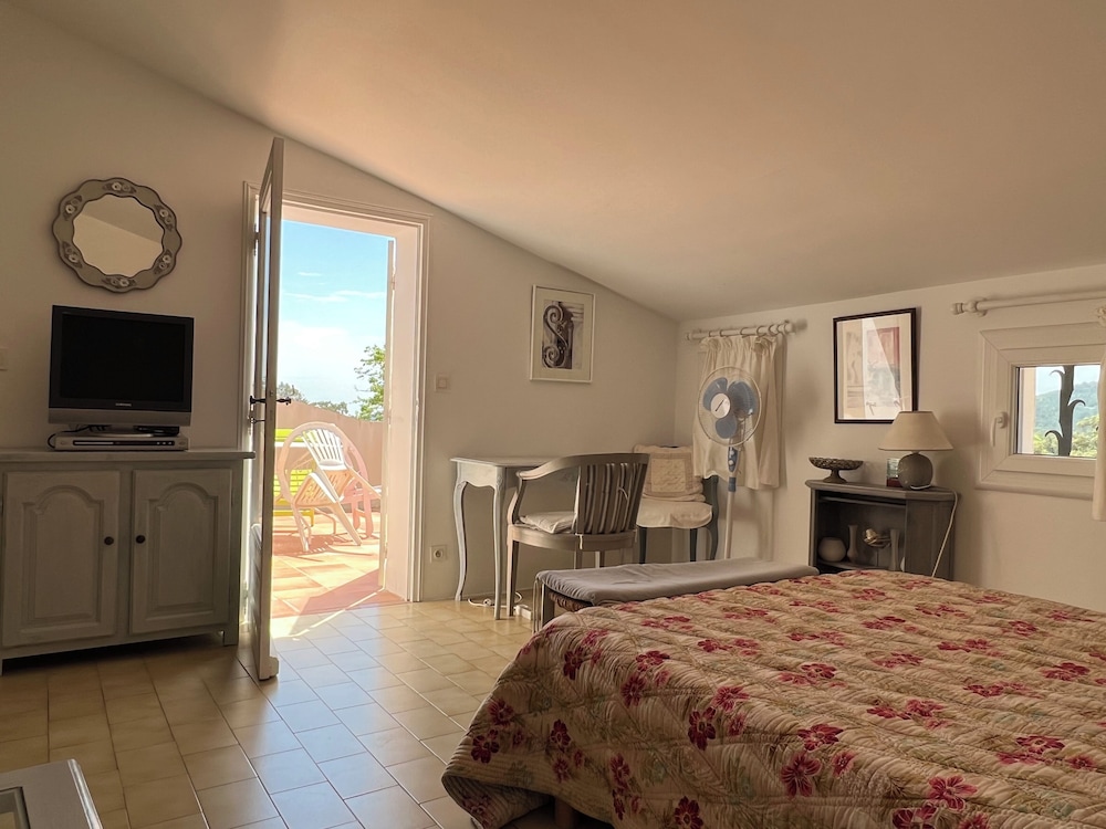Deux Pièces Avec Terrasse, Au Calme, Grand Jardin, Belle Vue Et Piscine - Fayence