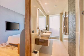 Quarto casal superluxo | Banheiro | Produtos de toalete grátis, secador de cabelo, roupões de banho 