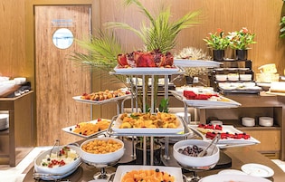 Pequeno-almoço tipo buffet diário mediante uma taxa