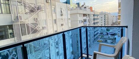 Frigobar, cofres nos quartos, escrivaninha