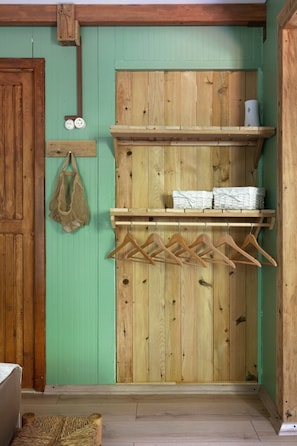 Quarto Standard | Roupa de alta qualidade, minibar, com decoração personalizada 