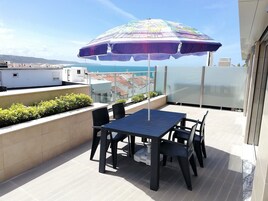 Apartamento Deluxe, 1 quarto | Cofre no quarto, ferro/tábua de engomar, Wi-fi grátis