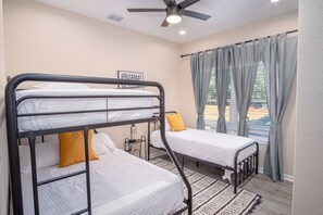 Casa (3 Bedrooms) | 3 quartos, secretária adequada para computadores portáteis