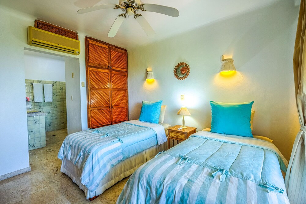 Oceanfront Penthouse W. Big Balcony * Ac * Wifi - Akumal