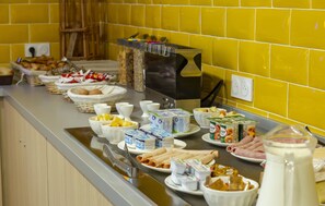 Buffet com diversos alimentos e acompanhamentos.