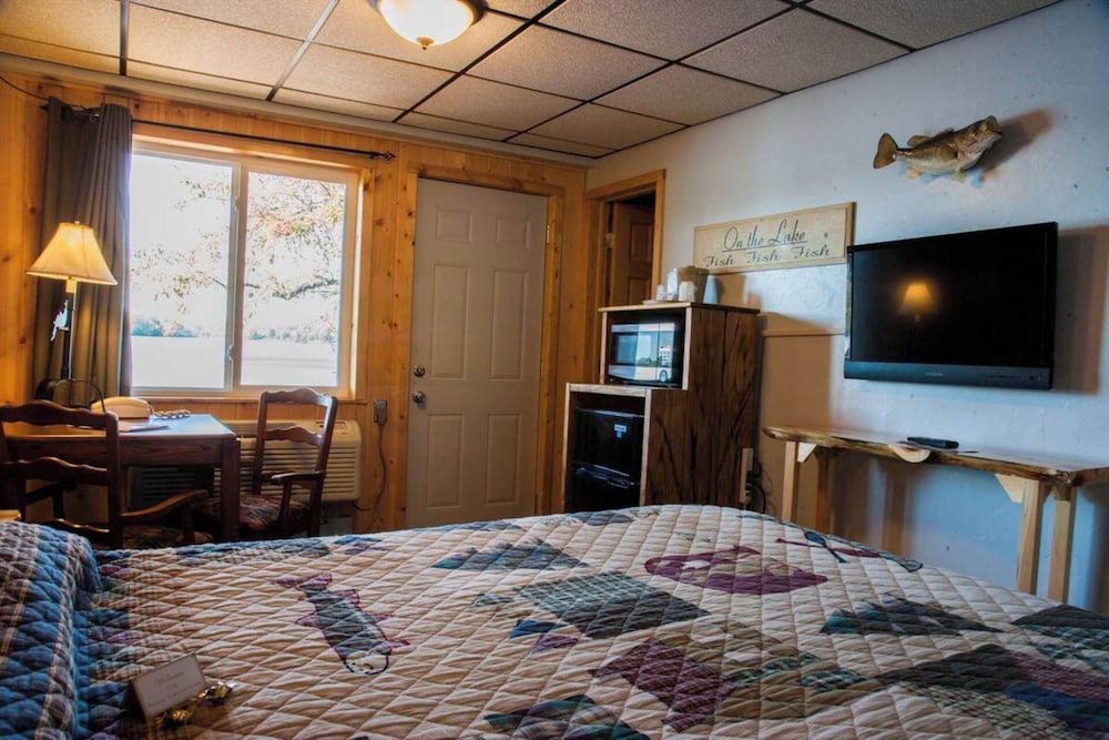 Beautiful Lake View From Room 3 - Fisherman's Hideaway - Curriers Lakeview - Rice Lake, WI