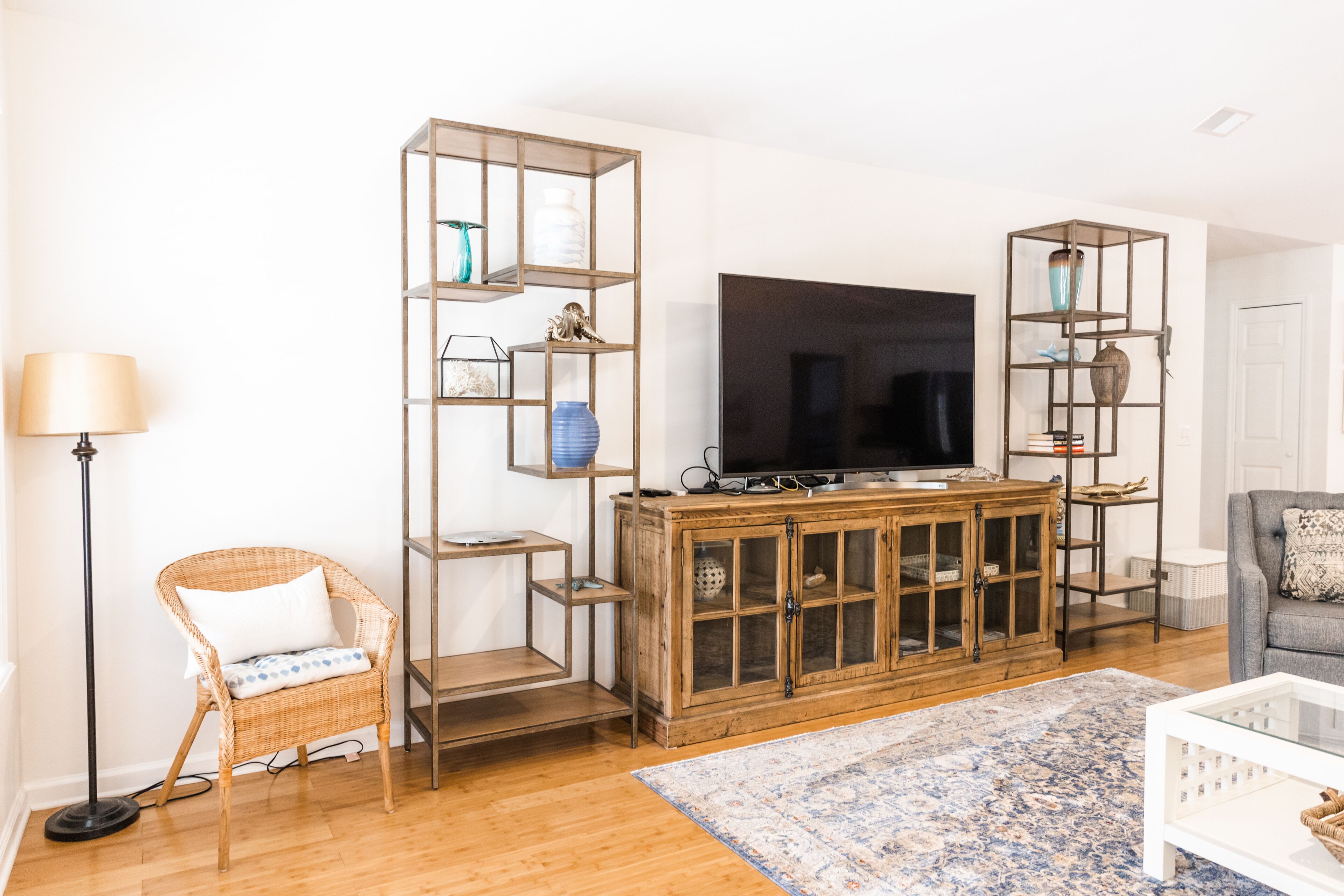 Exceptional 4 Bedroom Coastal Cottage With Heated Pool Access, Walk To The Beach - Edisto Beach, SC