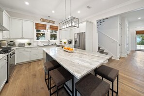 Casa, várias camas, piscina particular, vista parcial para o oceano | Cozinha privada | Geladeira, micro-ondas, fogão, cooktop