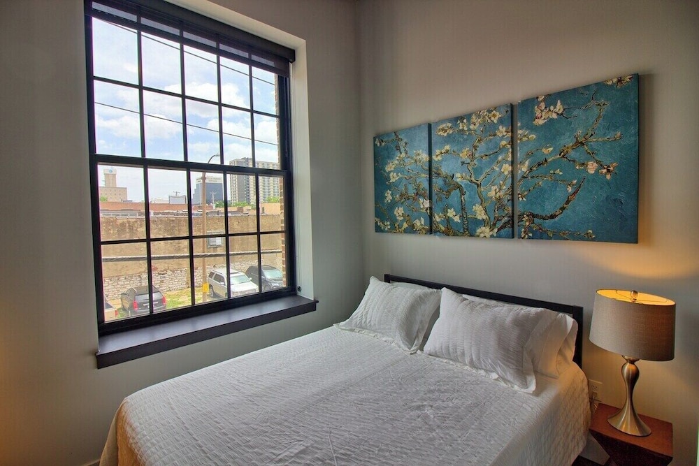Ultramodern 2br Corner Loft W/designer Features - Berkeley, MO