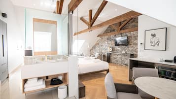 Suite Premium | Casa de banho | Um secador de cabelo, roupões, sanita com bidé eletrónico
