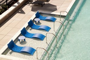 Piscina exterior, guarda-sóis, espreguiçadeiras 