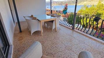 Quarto Triplo Superior, vista para o mar | Terraço/pátio interior