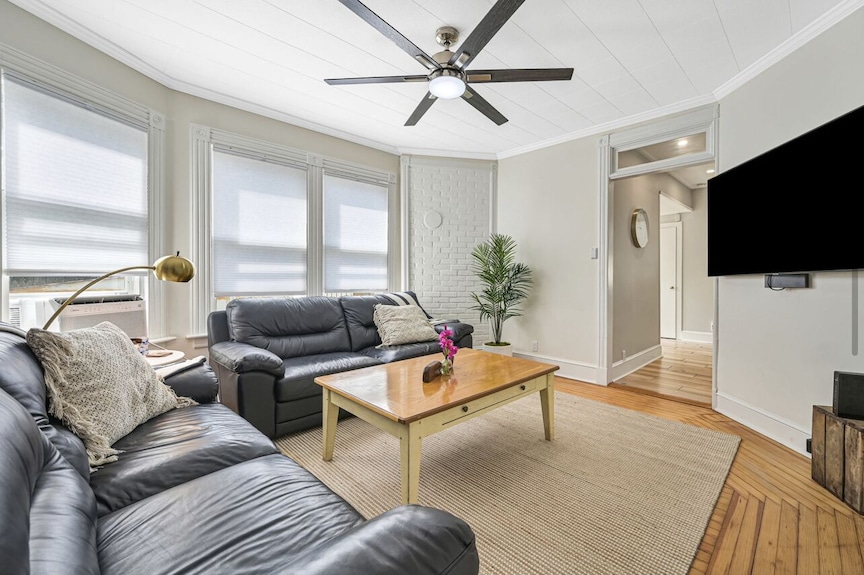 Beautifully Renovated 2 Bedroom, 1st Floor Apt -Greenport Village, Walk To Town! - Crescent Beach, Shelter Island