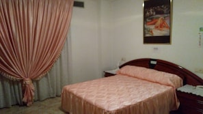 Quarto casal premier, 1 quarto, banheira de imersão, vista para o jardim | Ferros/tábuas de passar roupa, Wi-Fi de cortesia, roupa de cama