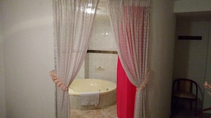 Quarto casal premier, 1 quarto, banheira de imersão, vista para o jardim | Banheiro | Banheira de hidromassagem, bidê, toalhas de banho