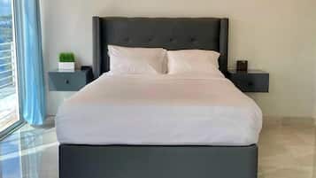 Plush Skyview Penthouse | Cofre no quarto, cortinas/cortinados opacos, quartos insonorizados