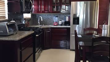 Fully Furnished Luxury Apartments | Cozinha privada | Uma cafeteira/bule, uma chaleira elétrica