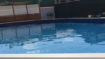 Piscina exterior, da(s) 8:00 à(s) 20:00, guarda-sóis