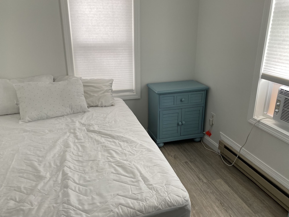 Pet Friendly Beach House - Sleeps 7, Across Street From Private Sagamore Beach - Sandwich, MA