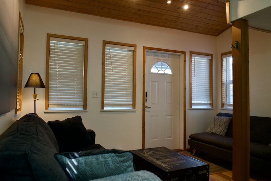 Stylish Surf-themed 2 Storey Near Beaches & Trails - 우클루릿