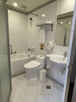 Quarto empresarial | Banheiro | Banheira, produtos de toalete grátis, secador de cabelo