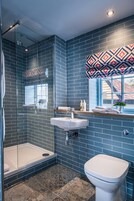 Quarto Superior | Casa de banho | Um polibã, um secador de cabelo, toalhas fornecidas, sabão 