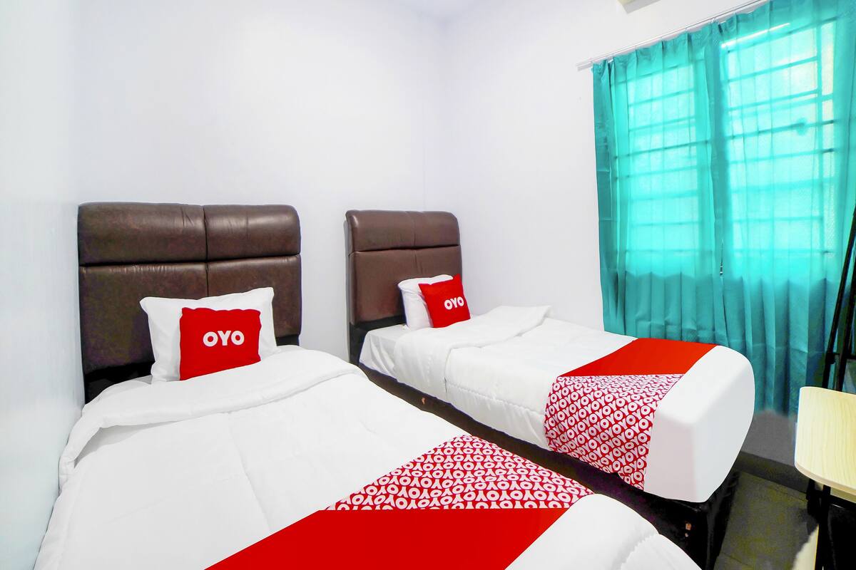 Quarto duplo standard | Escrivaninha, Wi-Fi de cortesia, roupa de cama