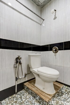 Quarto Duplo Deluxe | Casa de banho | Um polibã, toalhas fornecidas 