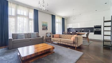 Apartamento Deluxe, 2 quartos | Cofre no quarto, com decoração personalizada