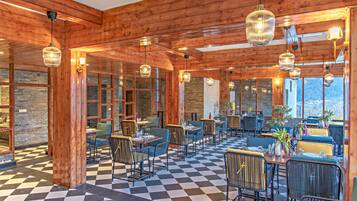 Café da manhã com buffet todos os dias (INR 500 por pessoa)