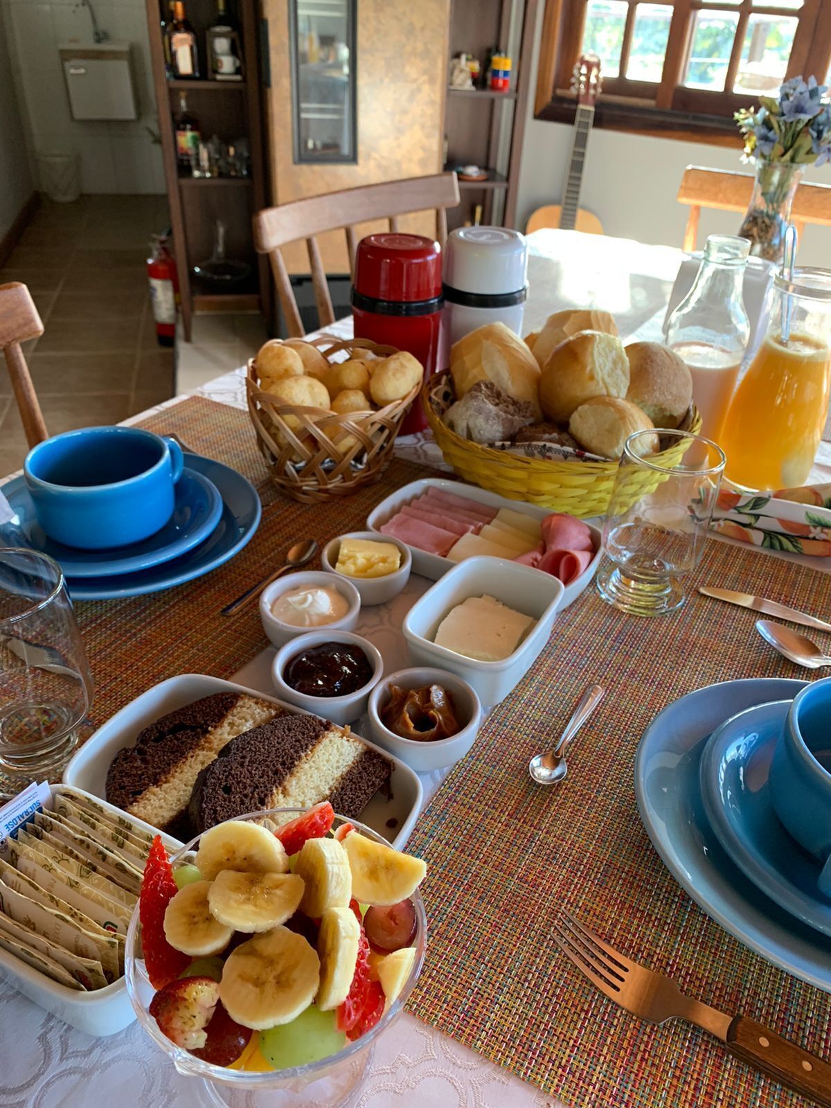 Café da manhã com buffet grátis todos os dias