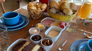 Café da manhã com buffet grátis todos os dias