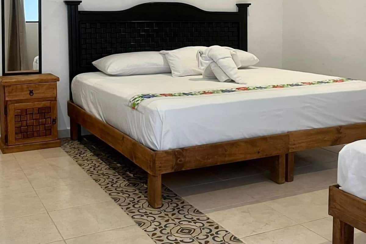 Quarto conforto | Individualmente mobiliados, escrivaninha