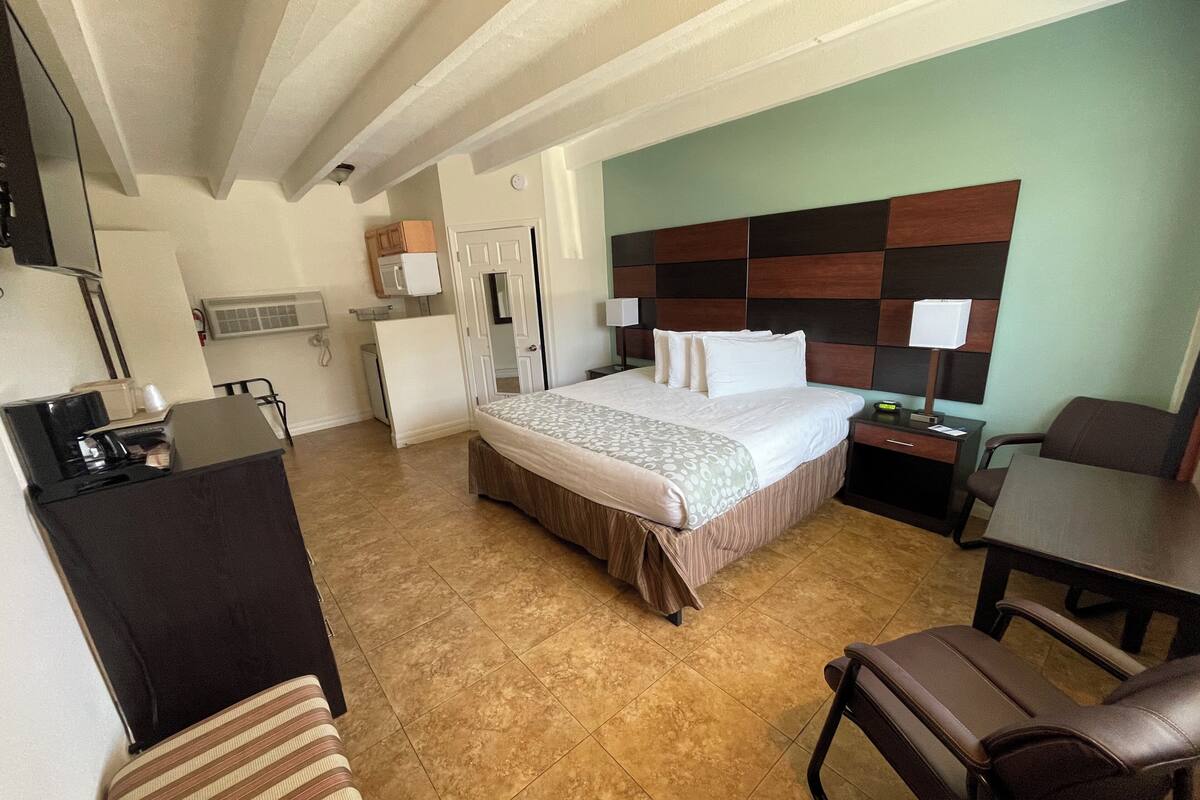 Quarto Standard, 1 cama king-size, kitchenette, Vista para a cidade | Cofre com capacidade para portátil, secretária 