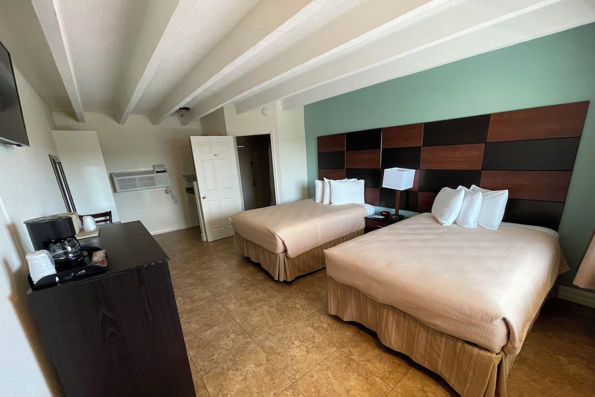 Quarto Duplo Standard, 2 camas de casal, kitchenette, Vista para a cidade | Cofre com capacidade para portátil, secretária 