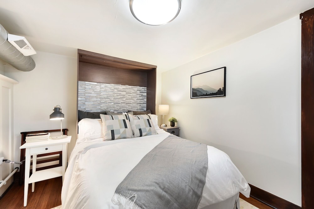 2 Bedroom/ 2 Bath- 5 Mins To Stadiums - Best City Views - Free Parking! - Pittsburgh, PA