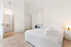 Apartamento Básico, 1 cama de casal | 1 quarto, secretária adequada para computadores portáteis 
