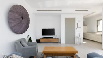 2BR Apartment (Hayarkon #284 St.) | Sala de estar | Televisor LCD, Netflix, filmes pagos, serviços de streaming