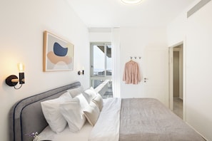 2BR Apartment (Hayarkon #284 St.) | Com decoração personalizada, com mobília individualizada, secretária