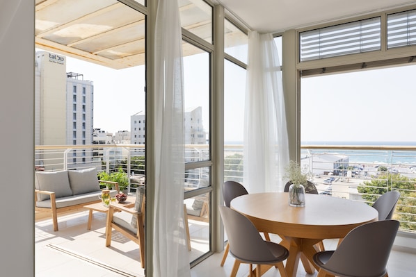 2BR Apartment (Hayarkon #284 St.) | Vista do quarto