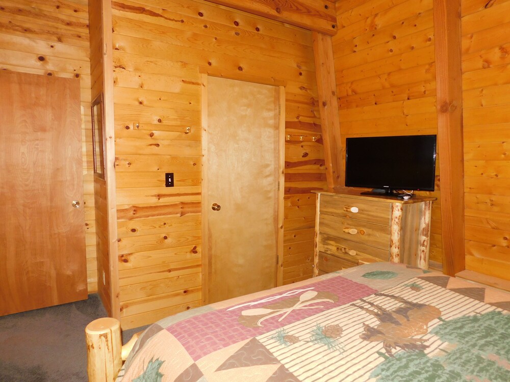 -BACK BY POPULAR DEMAND- Delightful Waterfront Cabin Sleeps 7 with ...