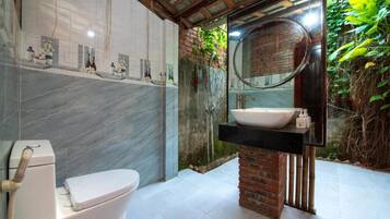 Um polibã, um chuveiro fixo, artigos de higiene pessoal grátis