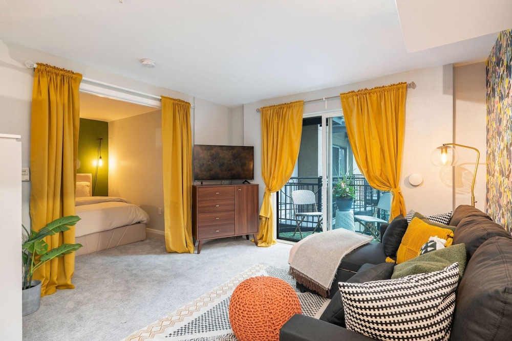 Rooftop Deck W/ Space Needle Views! Walk To Pike Place & Attractions – Boutique Studio W/ Kitchen - Seattle, WA