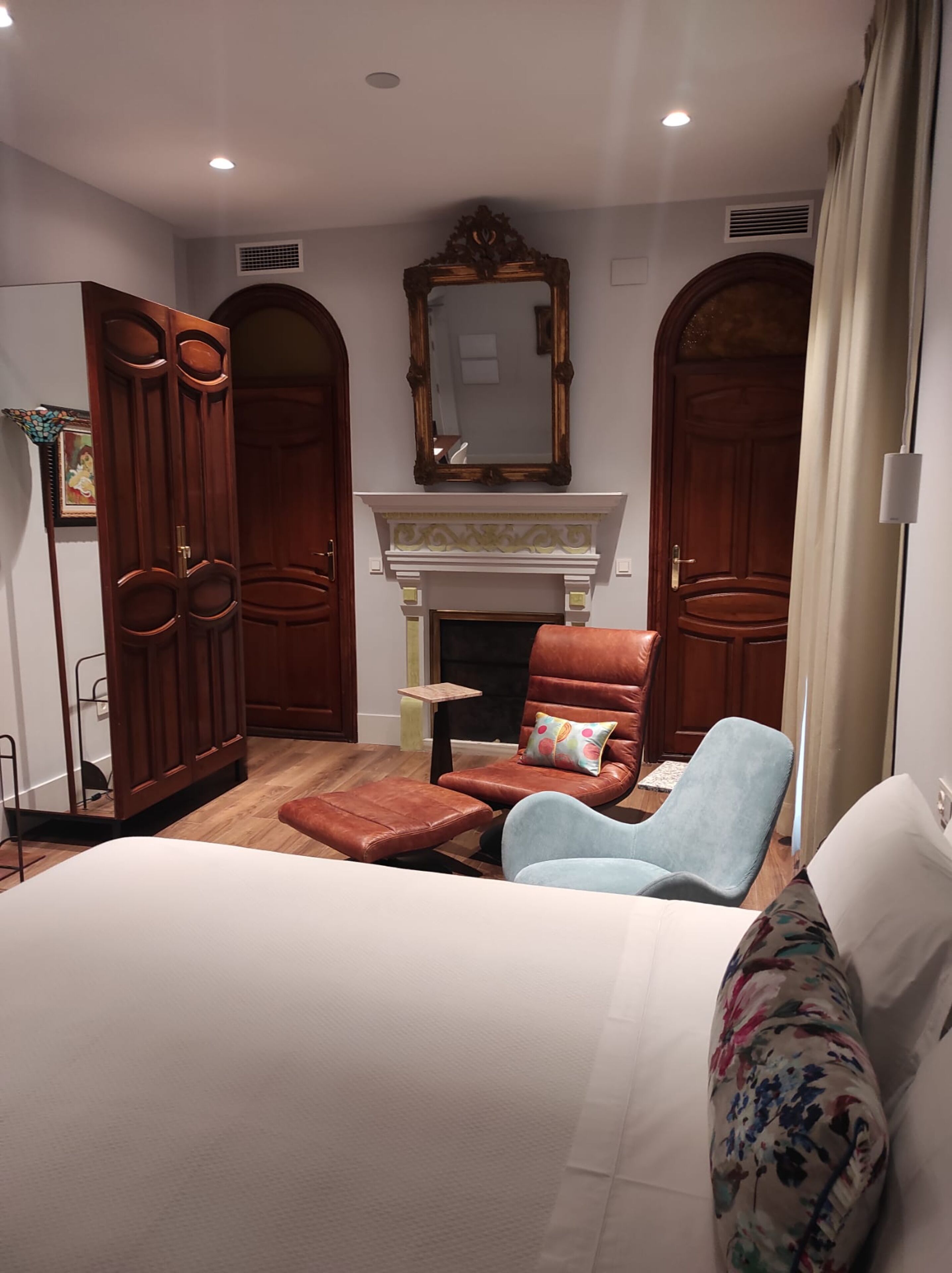 Roupa de alta qualidade, cofre no quarto, com decoração personalizada 