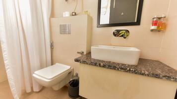 Quarto Clássico | Casa de banho | Um polibã, um chuveiro fixo, produtos de higiene exclusivos