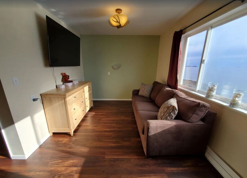 {Forget-me-not Inn} Alaskan Waterfront Vacation Rental (Eagle Suite) - Sitka, AK