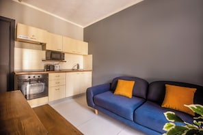Economy Two-Bedroom Apartment (5 beds) | Área de estar | TV de tela plana
