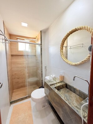 Apartamento | Casa de banho | Um polibã, um secador de cabelo, toalhas fornecidas 