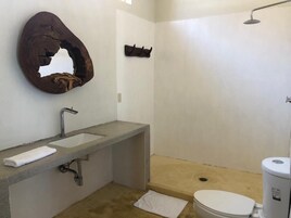 Quarto Comfort, 1 cama king-size | Casa de banho | Um polibã, um chuveiro fixo, artigos de higiene pessoal grátis